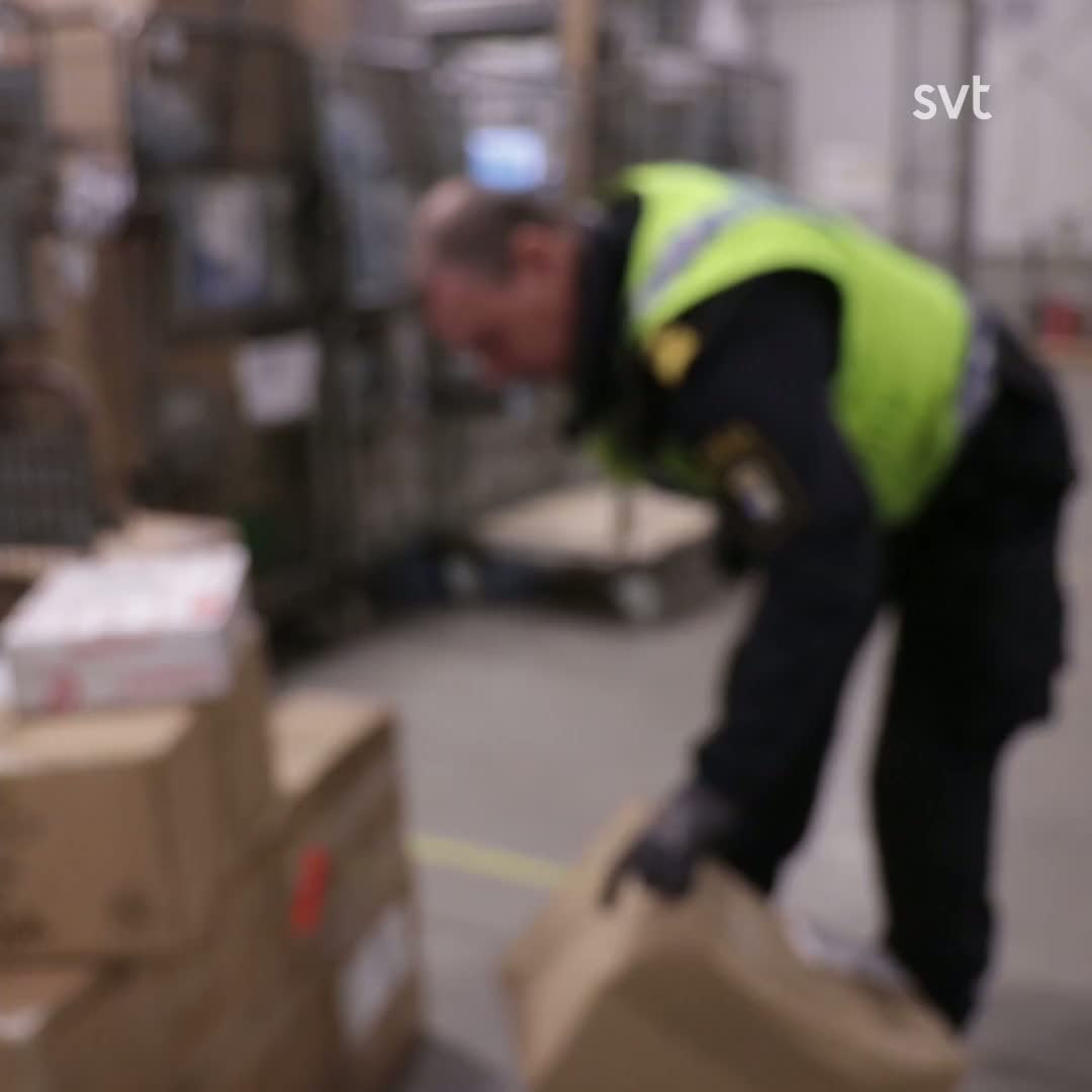 Här tar tullen beslut om att öppna ett misstänkt paket på ...